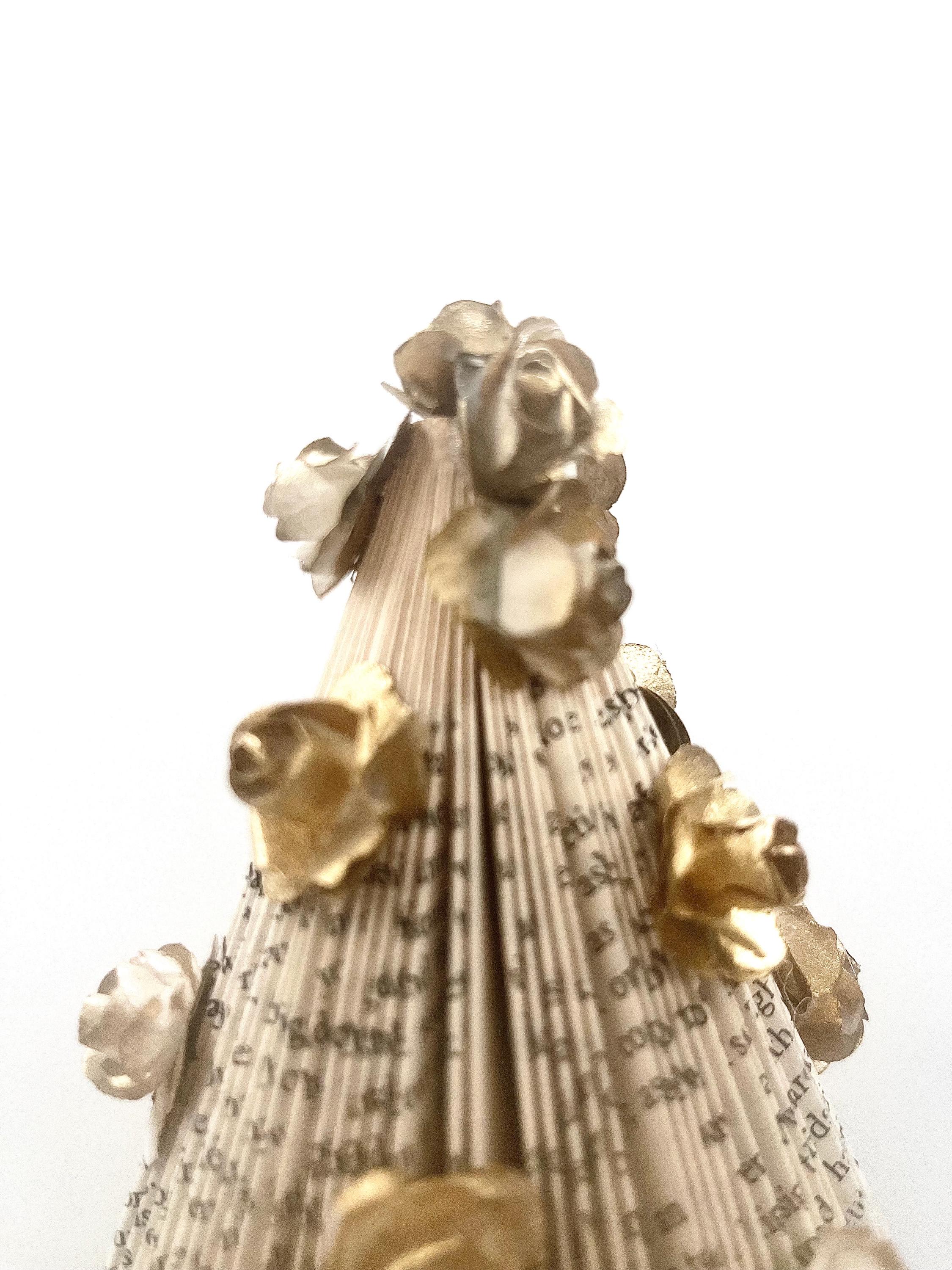 Folded Book Pages Christmas Tree: Gold Roses, Table, Shelf, Table ...