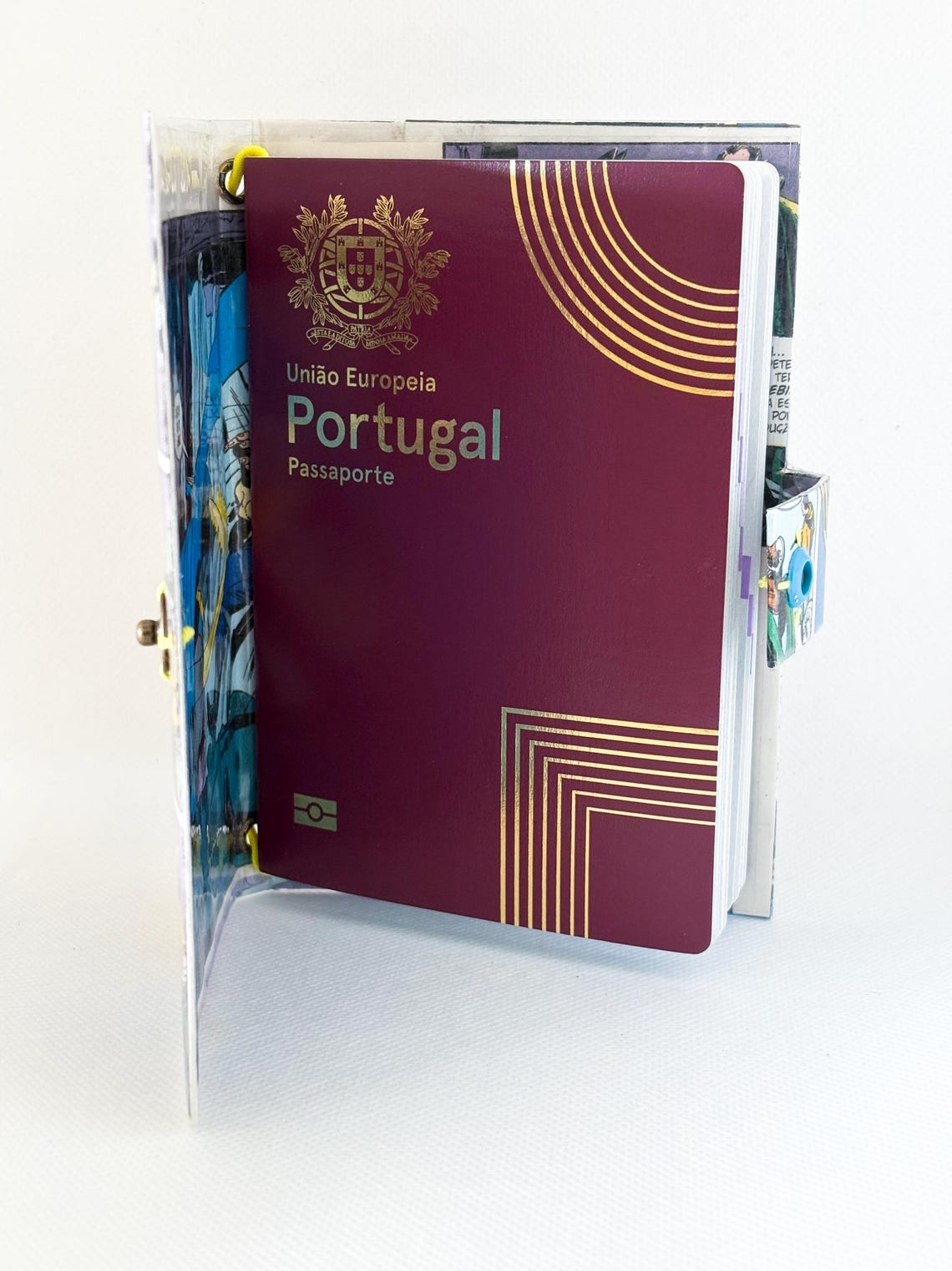 Capa de passaporte artesanal em formato de história em quadrinhos do ...