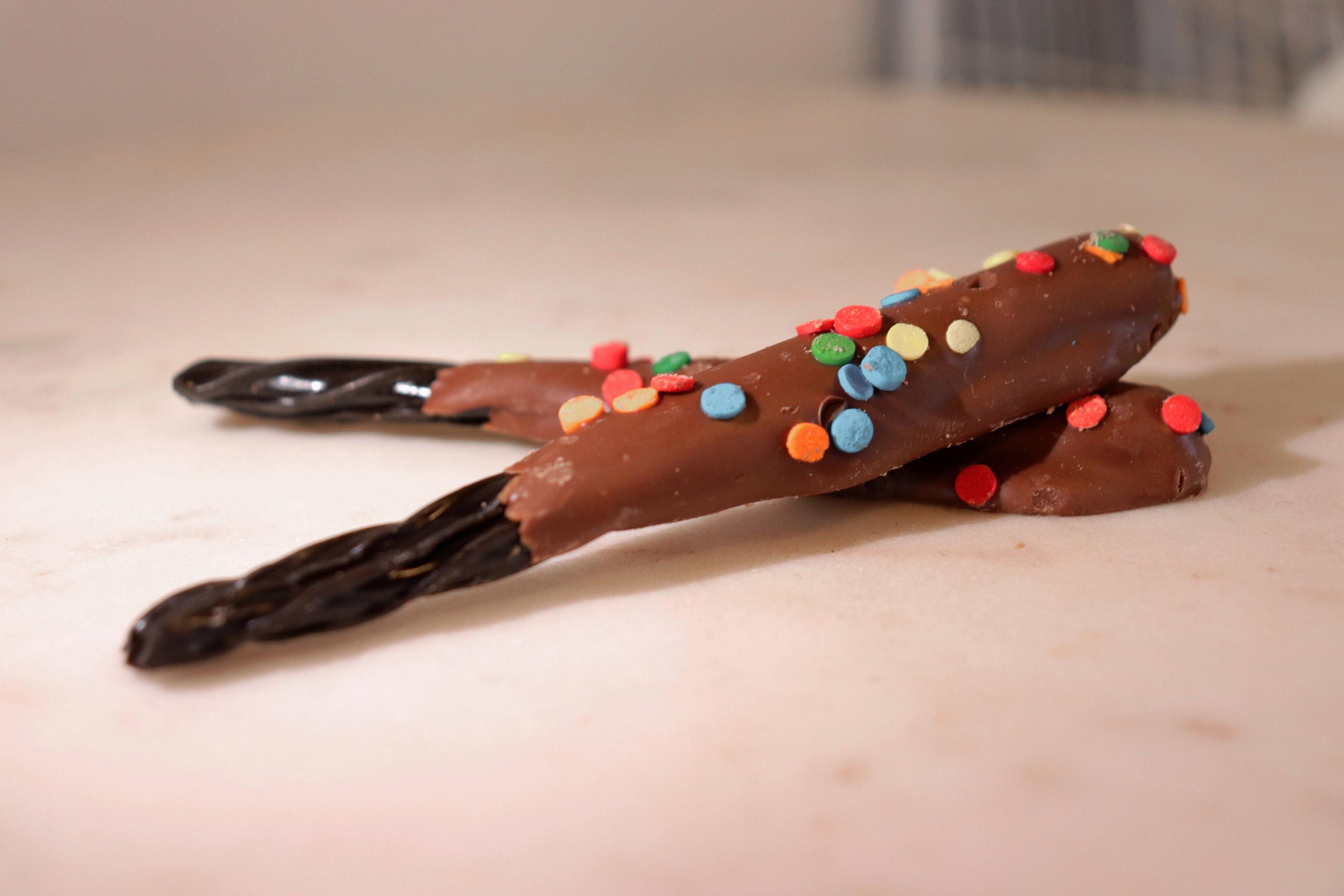 25-pack Chocolate Covered Licorice – Red or Black | Customizable Ribbon ...