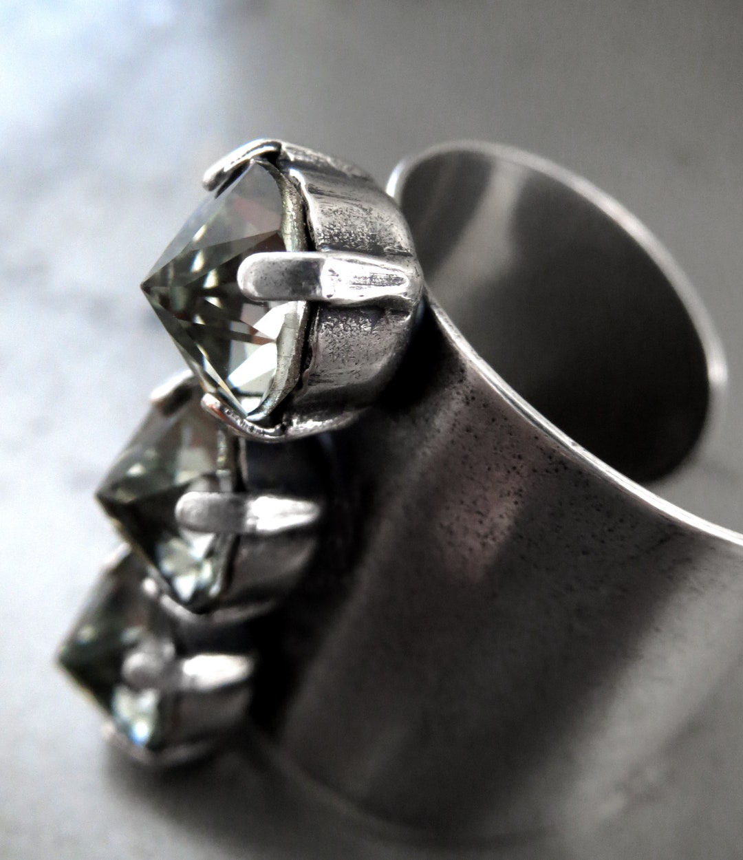 TOMBOY - Unisex Trio Crystal Ring With Black Diamond Crystal ...