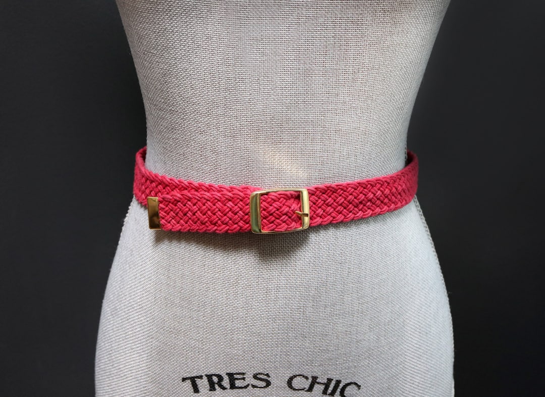 Cinturón trenzado rojo vintage con hebilla rectangular dorada, estilo ...