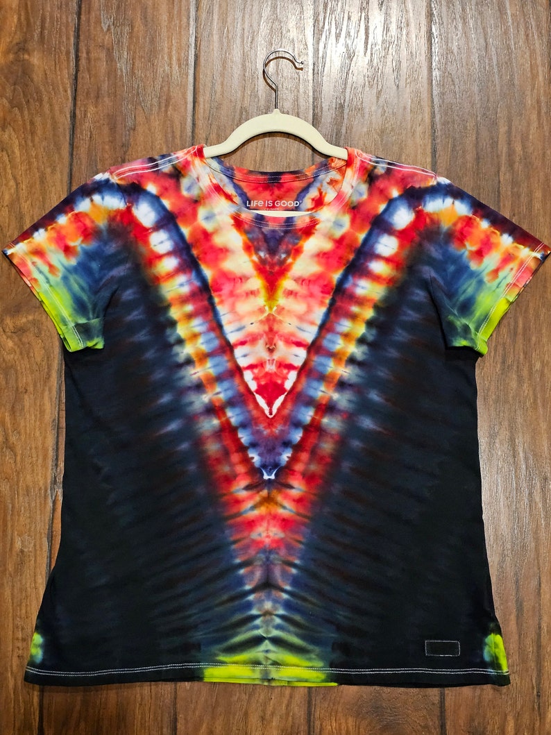 L Life is Good Crusher Vee Relaxed-fit Red & Black V Tie Dye Women's Cotton T-shirt Short-sleeve ...