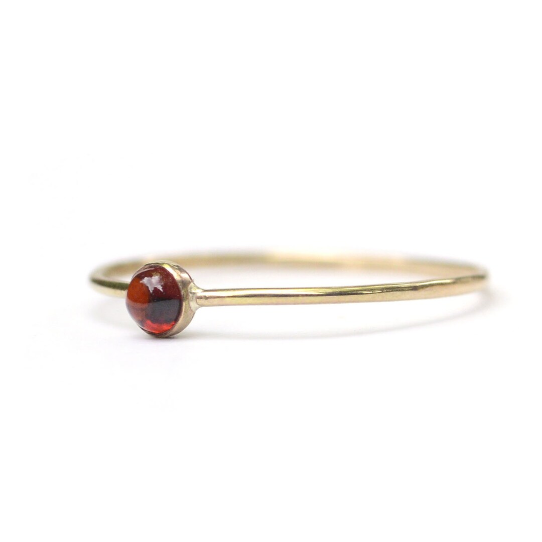 Tiny Garnet Ring, Tiny Gemstone Stacking Ring, Rode Steen, Januari Birthstone Ring, Simple Gold ...