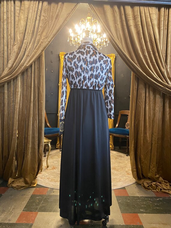 1970s dressing gown, vintage robe, leopard print, zip… - Gem