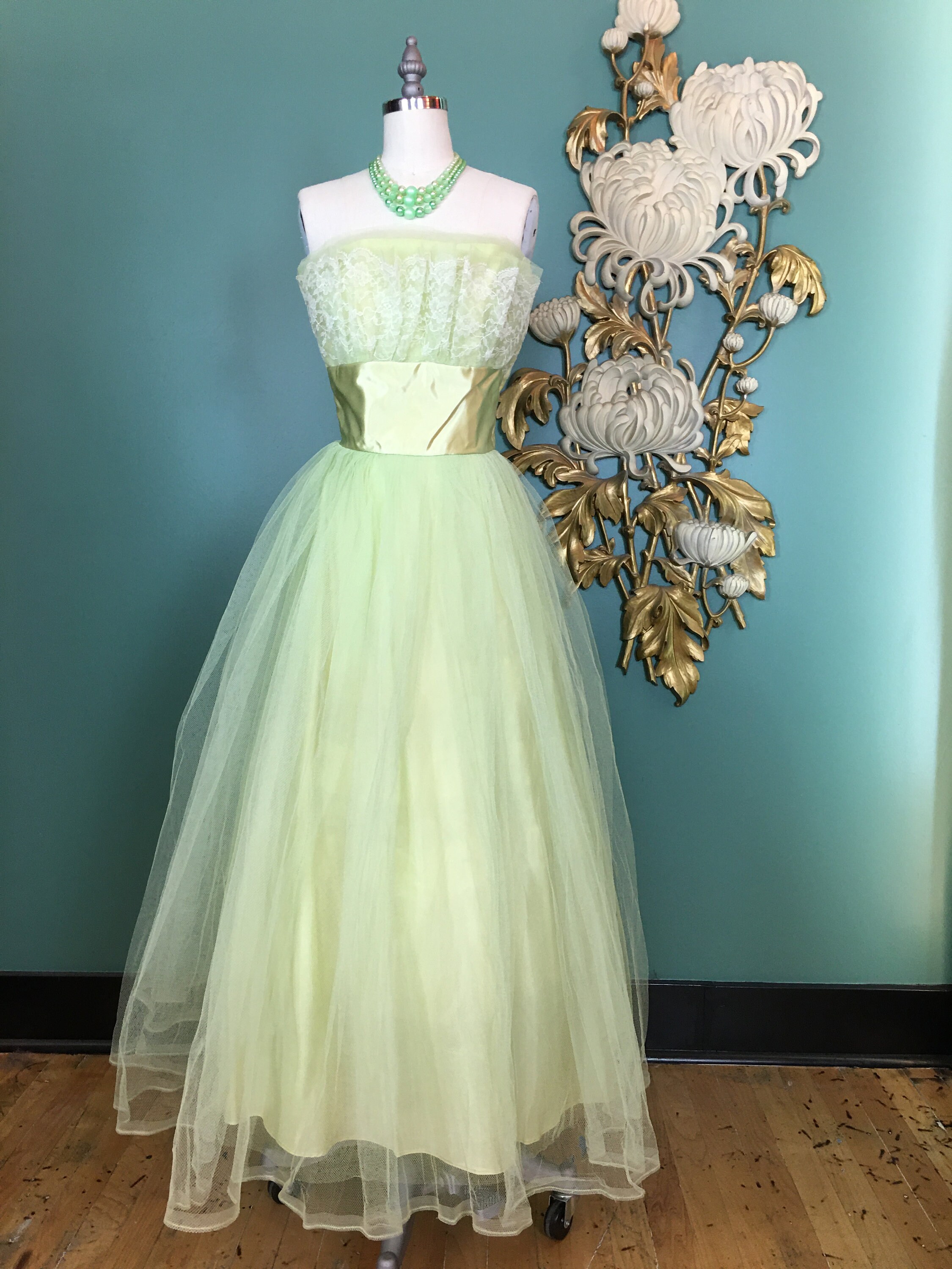 1950s Hats: Pillbox, Fascinator, Wedding, Sun Hats