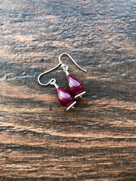 Suave teñida rubí Corundum y Bali plata simple pendientes | Etsy