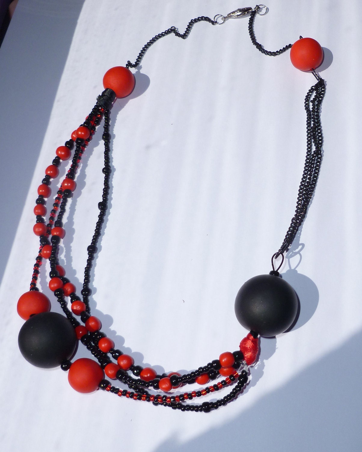 Rojo y negro de collar de centro - Etsy España