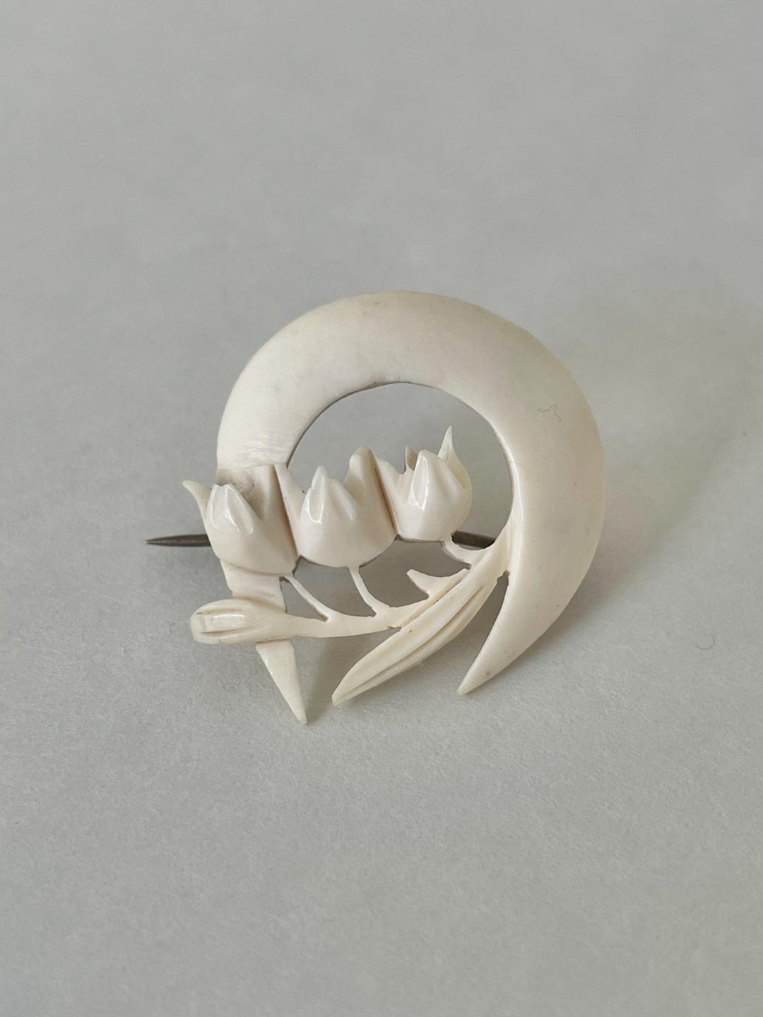 May Flower Motif Vintage Carved Brooch Brosche - Etsy