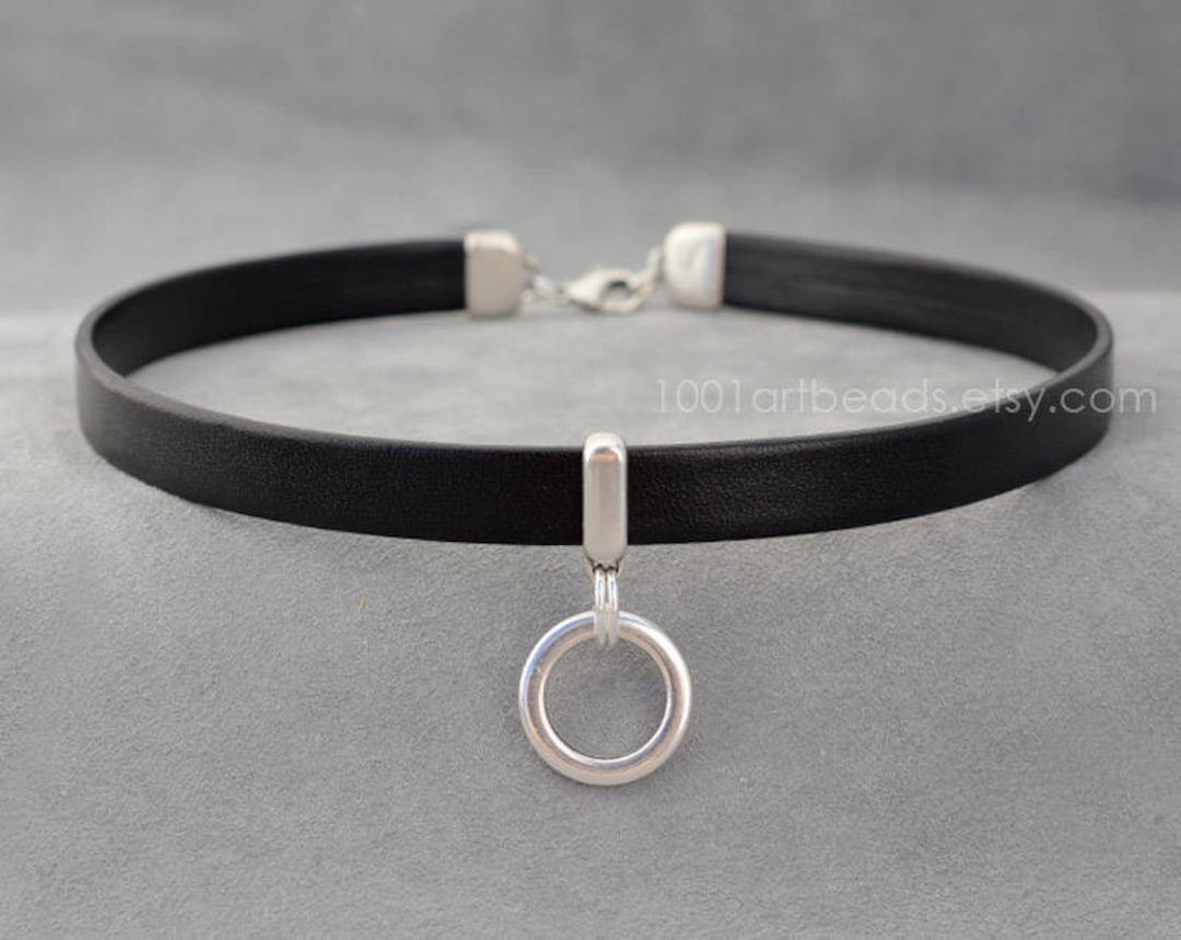 Discreet Submissive Day Collar, Black Leather and a Dangling Silver O ...
