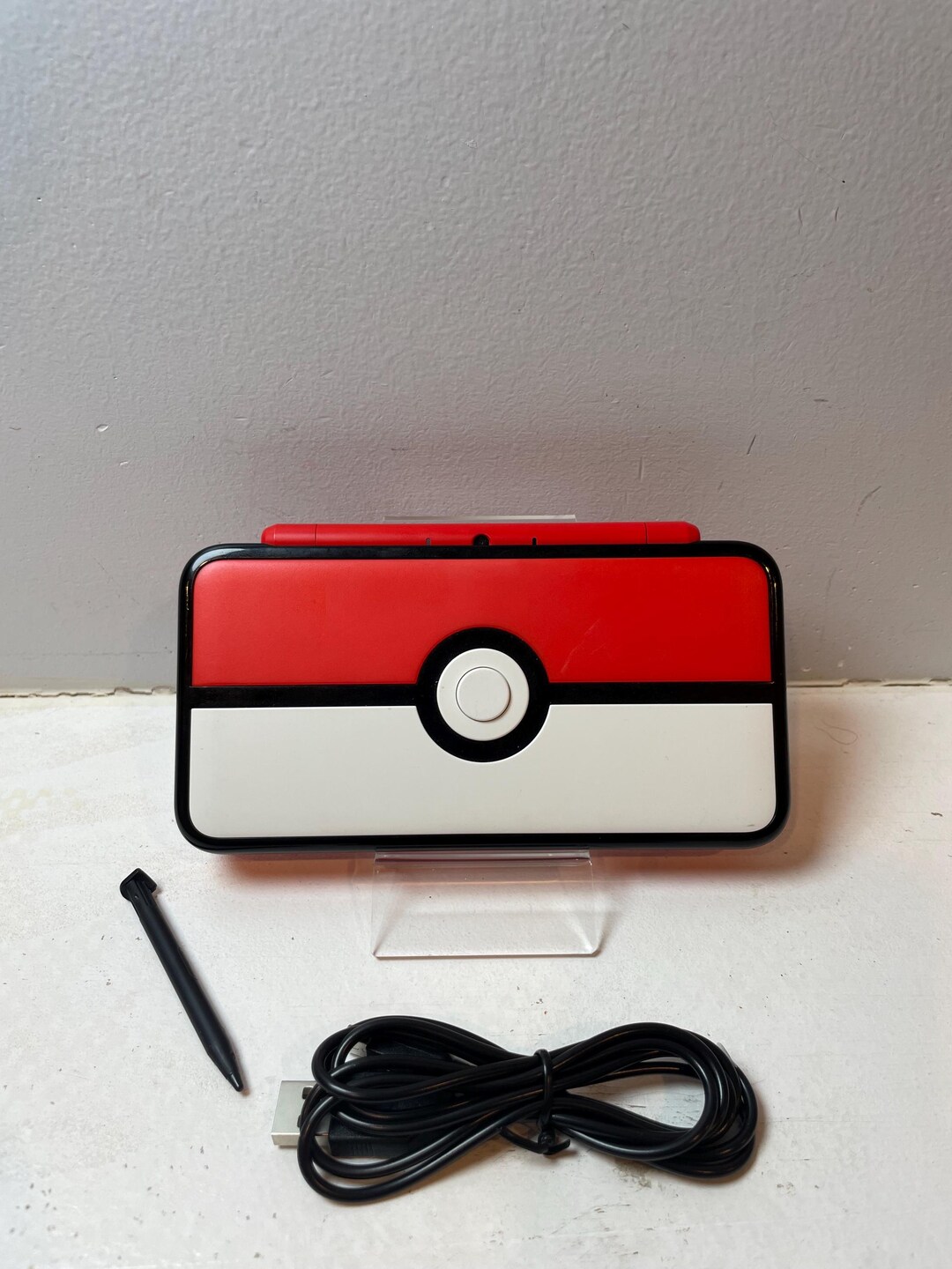 New Nintendo 2DS XL Poke Ball in Red/white W90games, Charger, Stylus ...