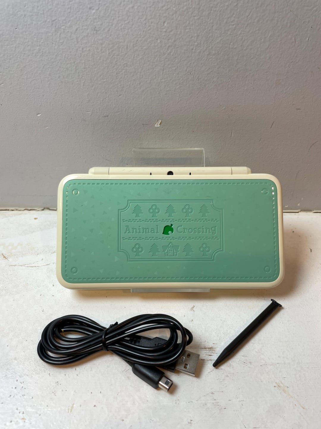 New Nintendo 2DS XL Animal Crossing Leaf W/90games, Charger, Stylus ...