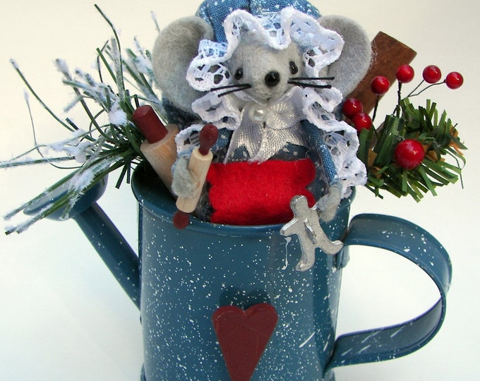 Mouse in Watering Can Christmas Centerpiece Country Accent With Mouse ...