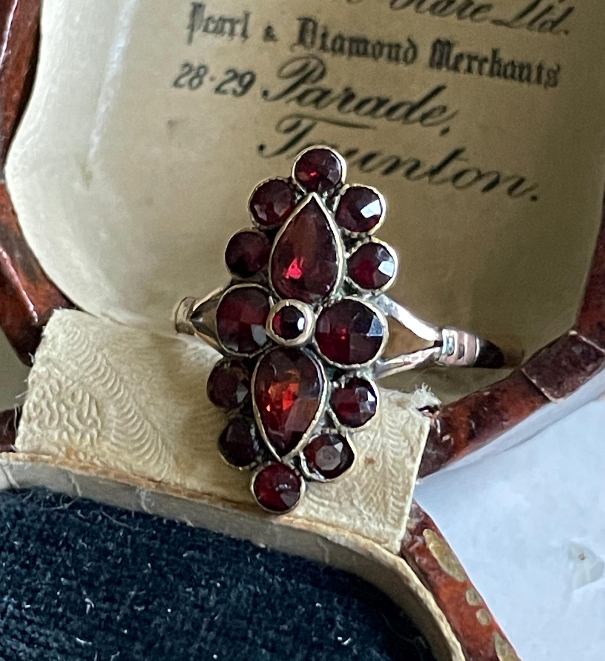 Early VICTORIAN Antique UNIQUE GARNET 9k Gold Ring Navette shape Etsy Italia