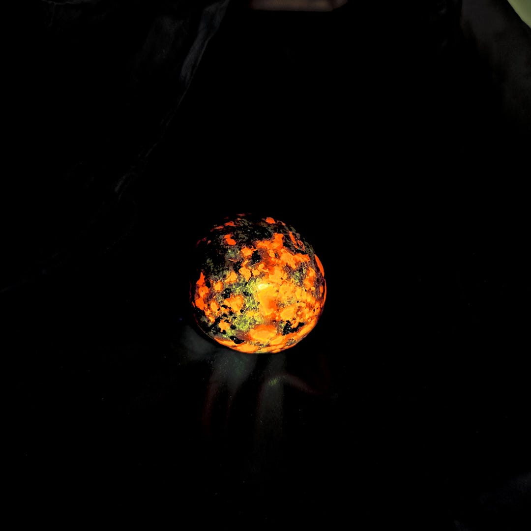 Yooperlite Tumble, Flame Stone, UV Reactive Sodalite, Glowing Fire Rock ...