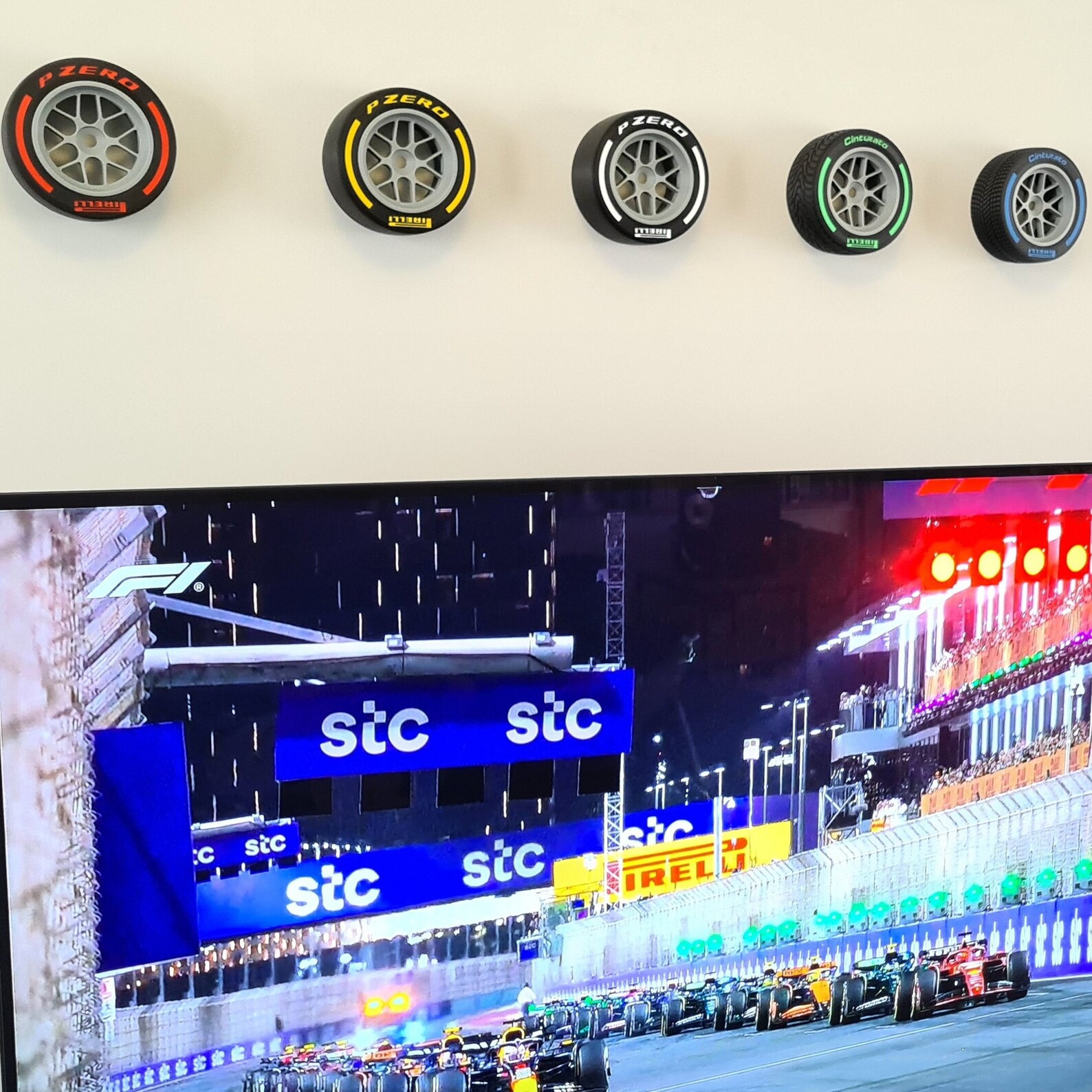 F1 HARD TYRE Customizable Formula 1 Championship-inspired Tire and Rim ...