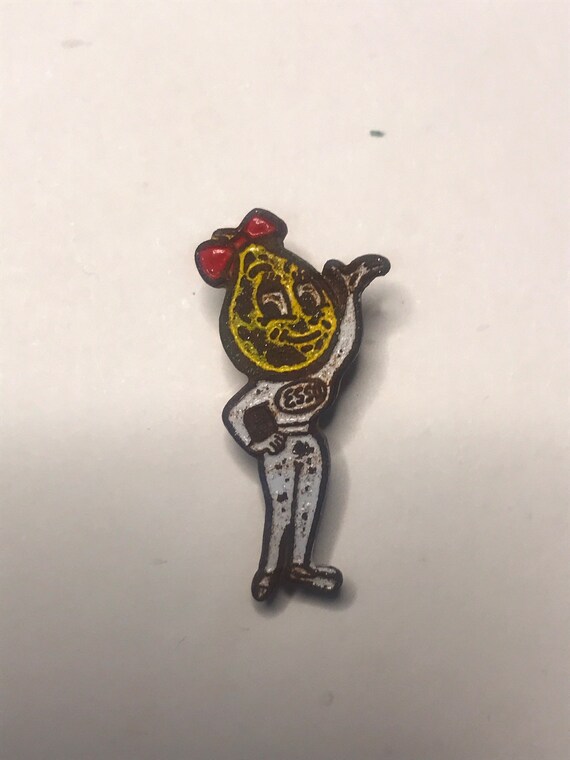 Vintage ESSO Miss Oil Drop lapel pin badge - Gem