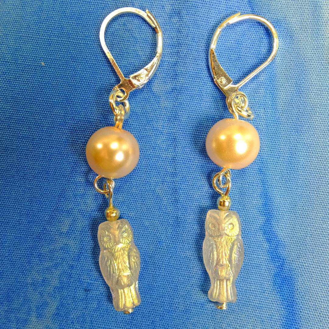 Petits hiboux blanc détaillée avec des perles de verre pendantes ...