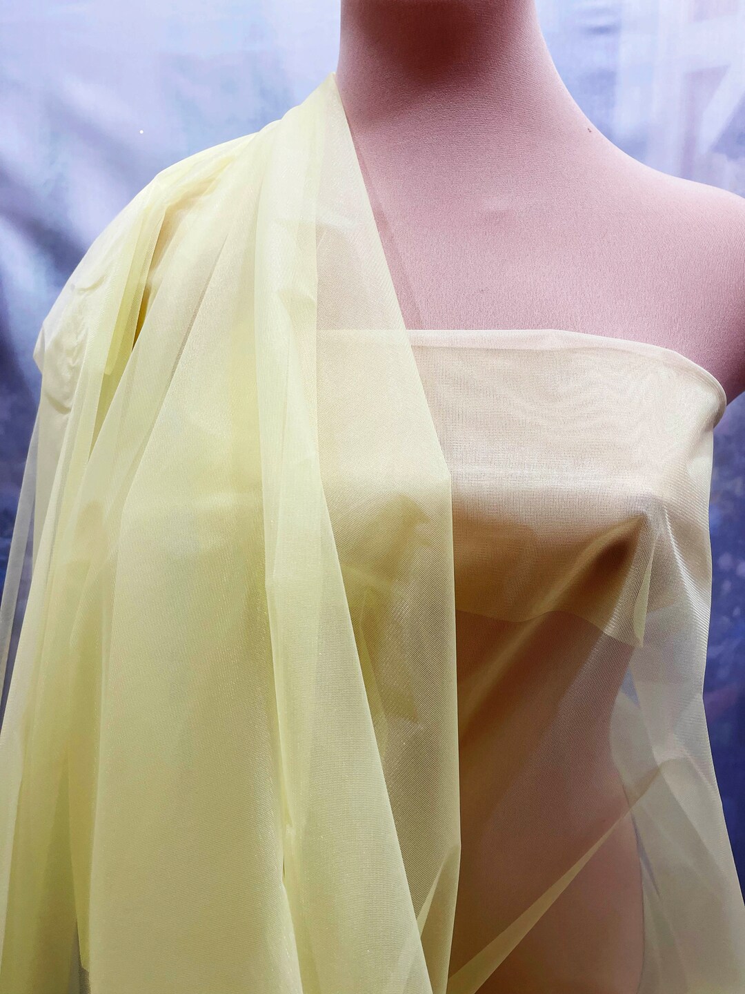 Nailon tricot amarillo pálido rígido... 54" de ancho... transparente ...