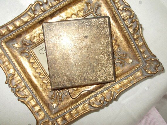 Lovely Ladies Vintage Powder Compact - Gem