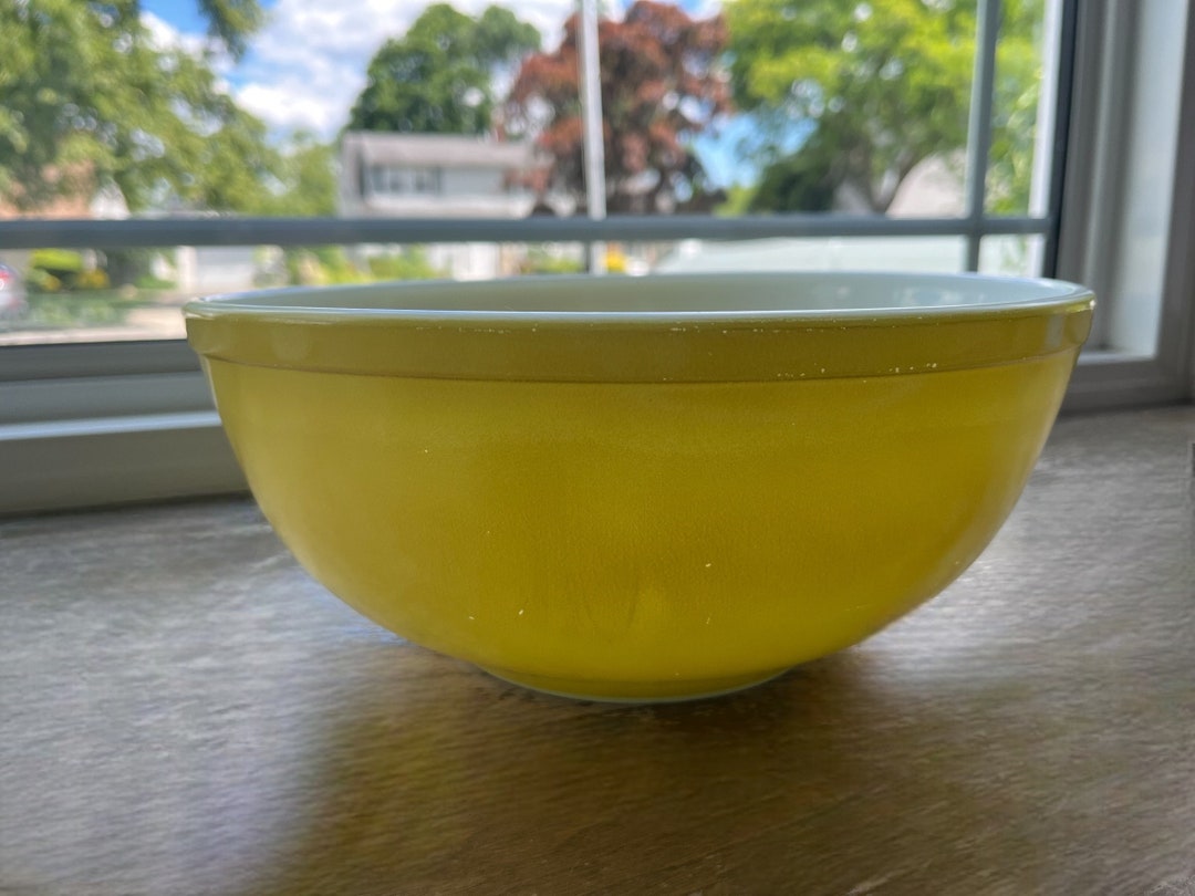 Vintage 1940s Pyrex Yellow Original 4qt Mixing Bowl Excellent Condition ...