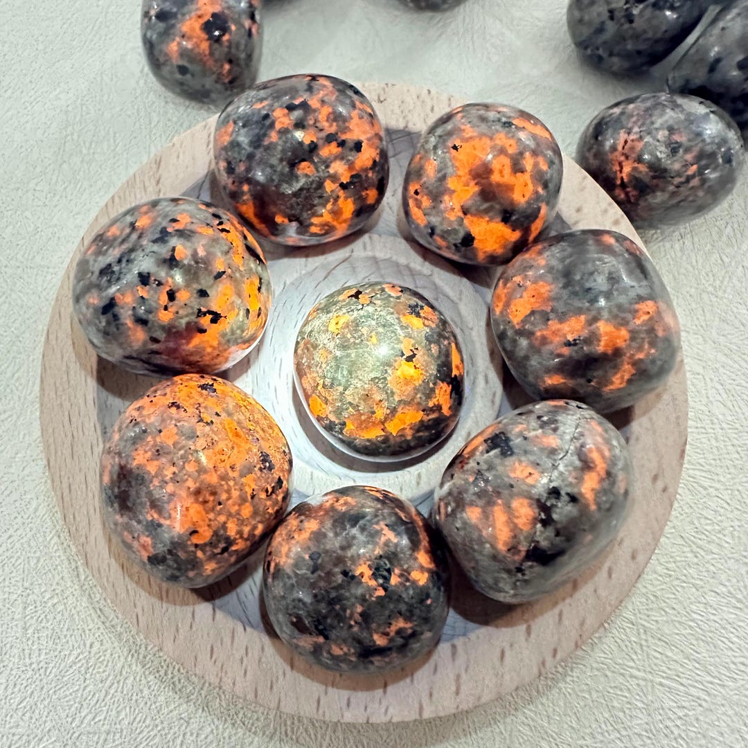 Natural Yooperlite Tumble Stone, UV Fluorescent Sodalite Polished ...