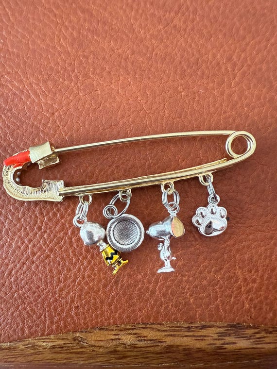 Peanuts/Snoopy Vintage Brooch - Gem