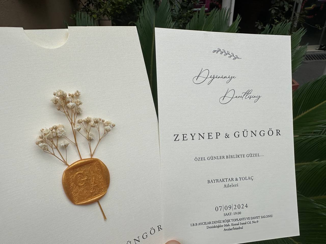 Elegant Rounded Shape Wedding Invitation With Embossed Card and ...