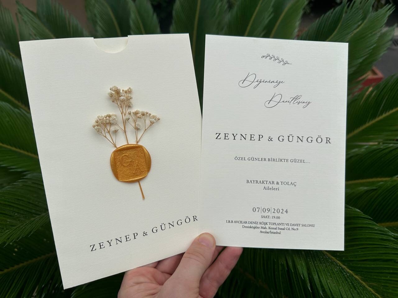 Elegant Rounded Shape Wedding Invitation With Embossed Card and ...