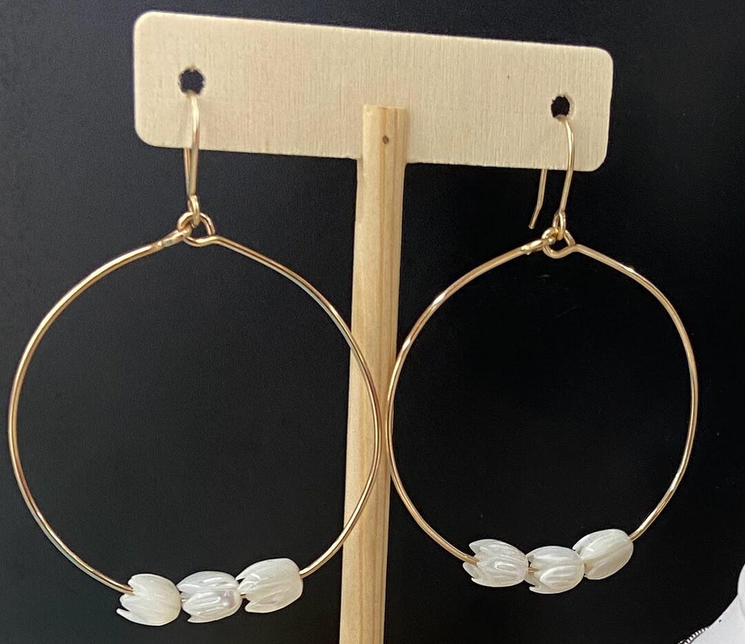 Gold-Filled oder Silber Creolen mit handgeschnitzten Pikake Perlmutt ...