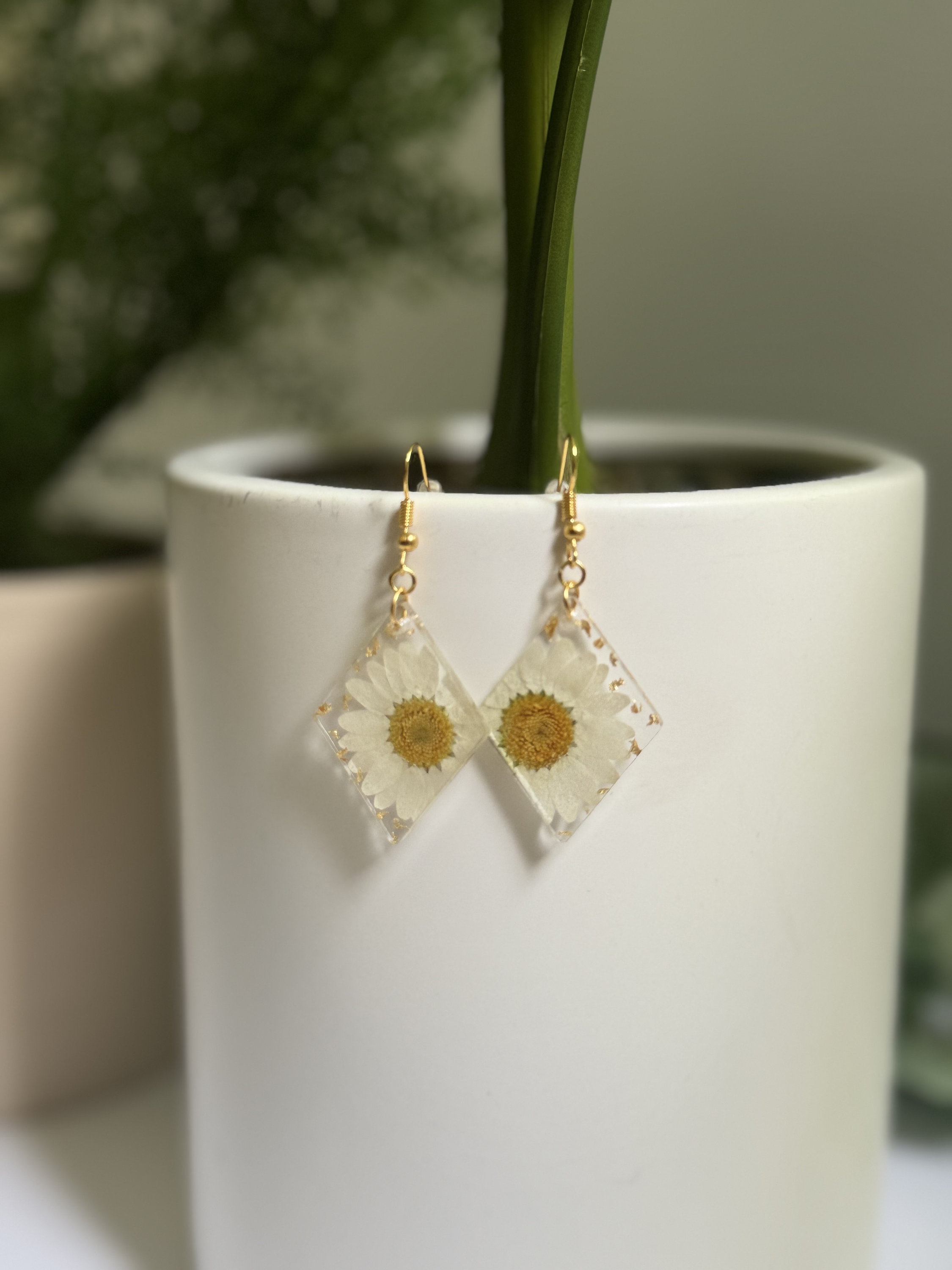 Real Dried Daisy Flower Earrings / Resin Dangle Earring / Pressed ...