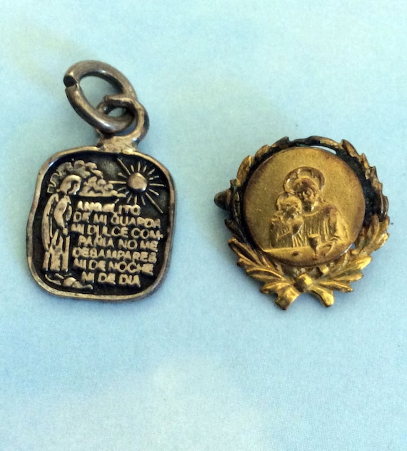 two vintage First Holy Communion medals, one in Spani… - Gem