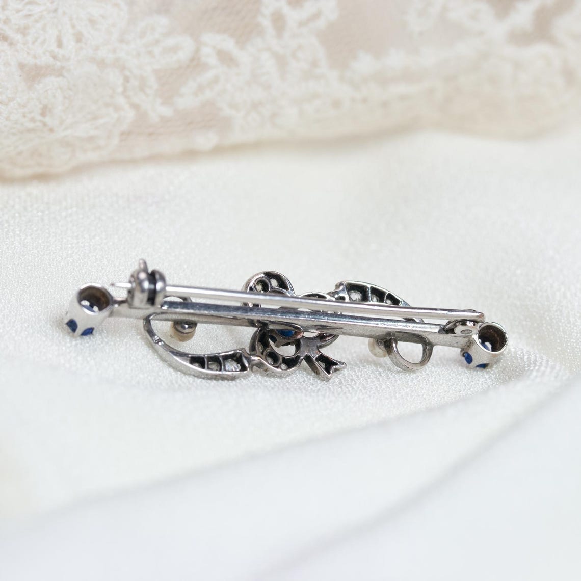 Broche victoriano de plata con zafiro, diamante y perla, con forma de ...