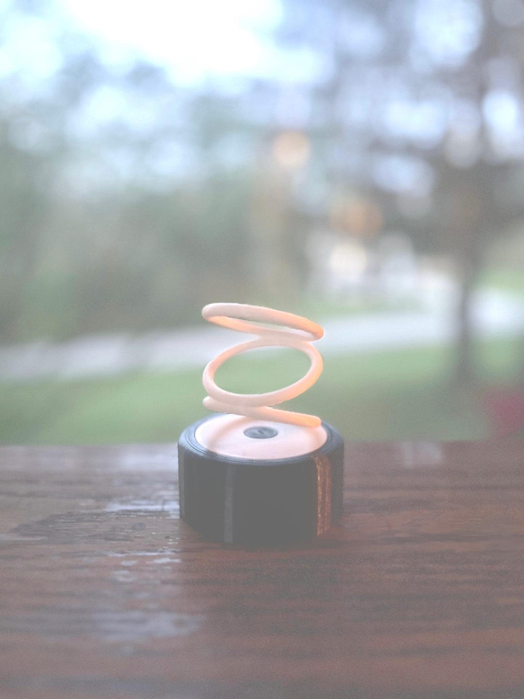 Magic Rotating Ring Illusion Rings Spin on Top of Each Other Desk Toy ...
