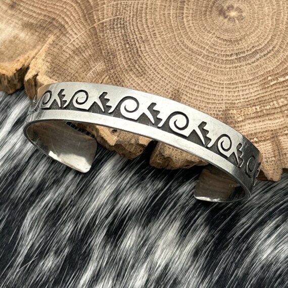 LONG WAVE VINTAGE HOPI HAND CARVED STERLING SILVER BR… - Gem