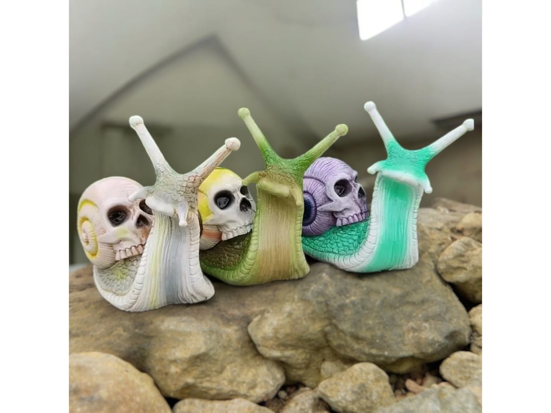 Halloween Snail Skull Statue, Resin Horror Sculpture Home Decor Pack of ...