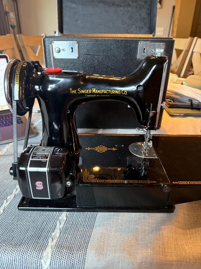 1946 Singer Featherweight 221k Sewing Machine - Serial AG697689 - Great ...