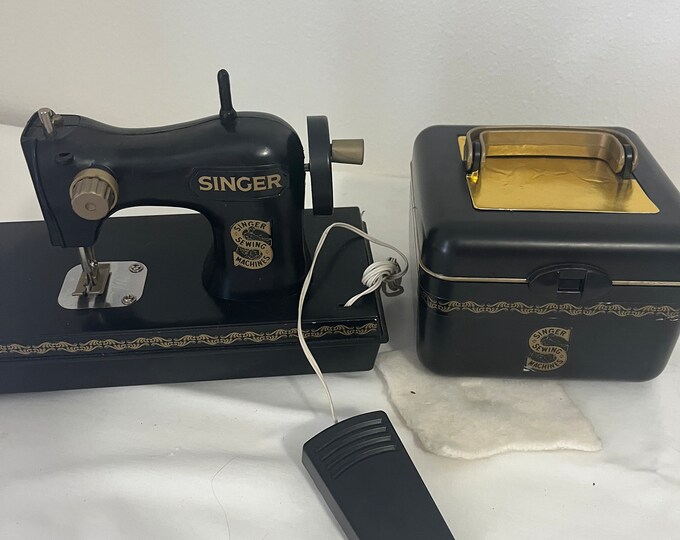 Vintage Singer Sewing Machine | Battery Operated With Sewing Box - Etsy