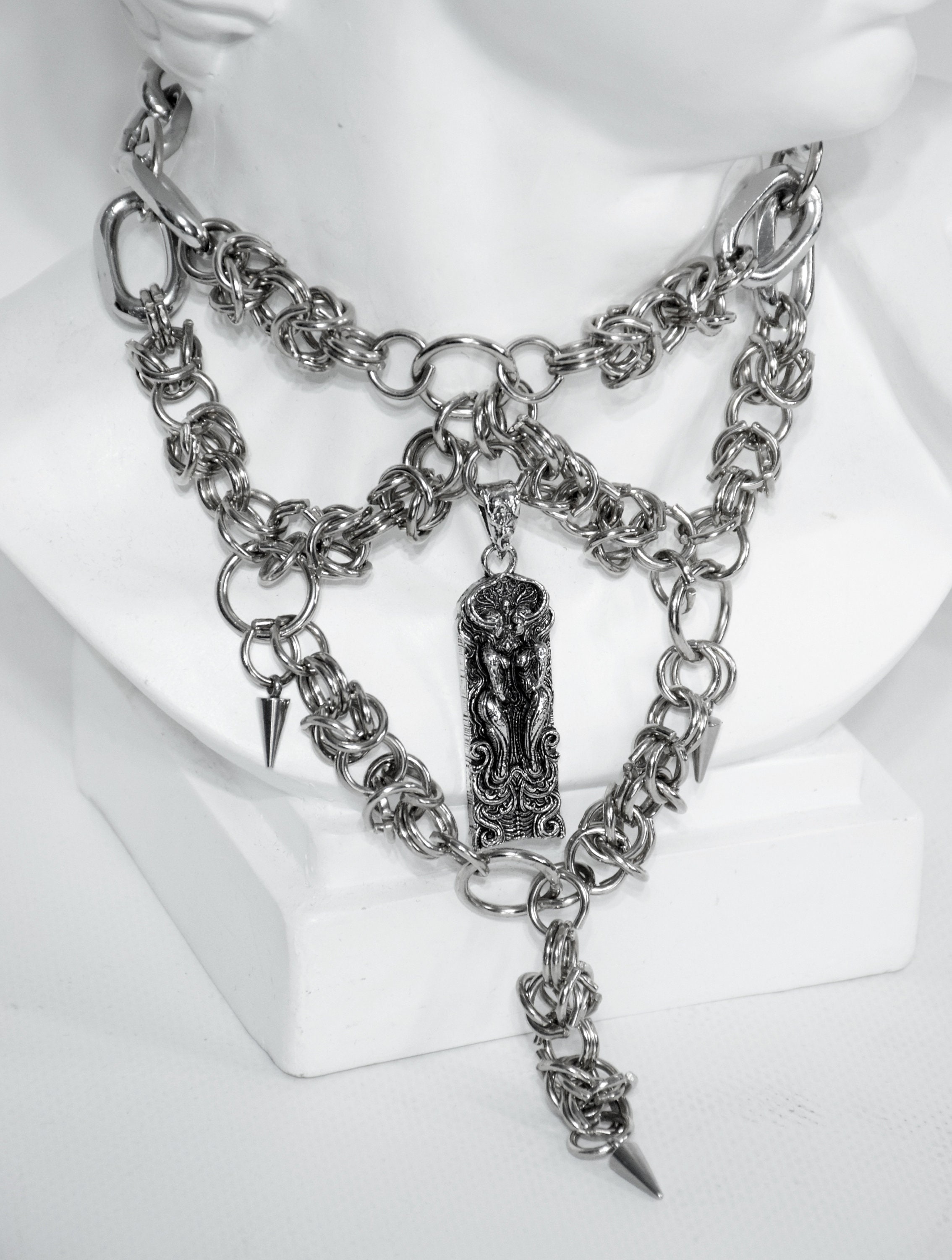GEMINOS CHAINMAIL CHOKER: Chainmail Necklace With Metal Pendant, Spike ...