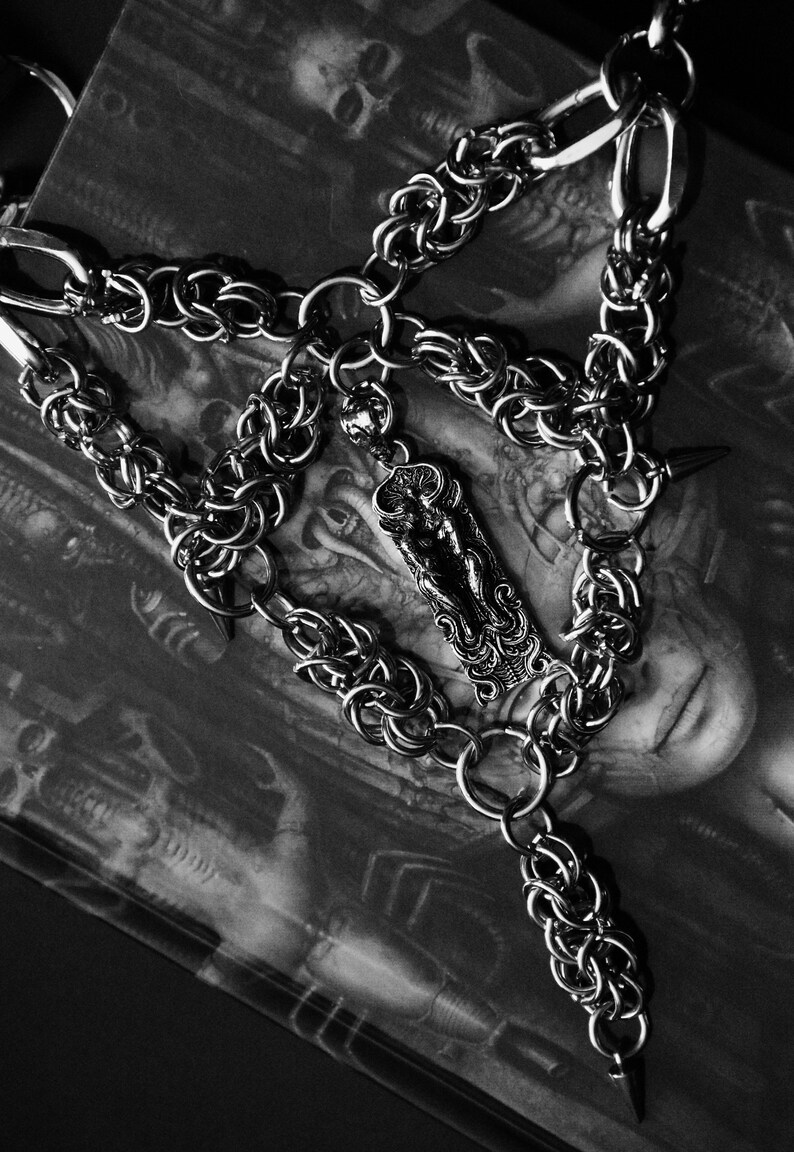 GEMINOS CHAINMAIL CHOKER: Chainmail Necklace With Metal Pendant, Spike ...