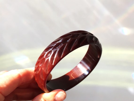Carved Red Bakelite Bangle: 1930s Vintage Style - Gem