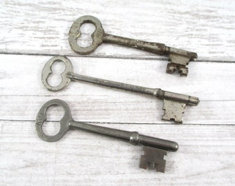 Authentic Antique Early 1900s Skeleton Key Lot, Cute Little Tiny Flat ...