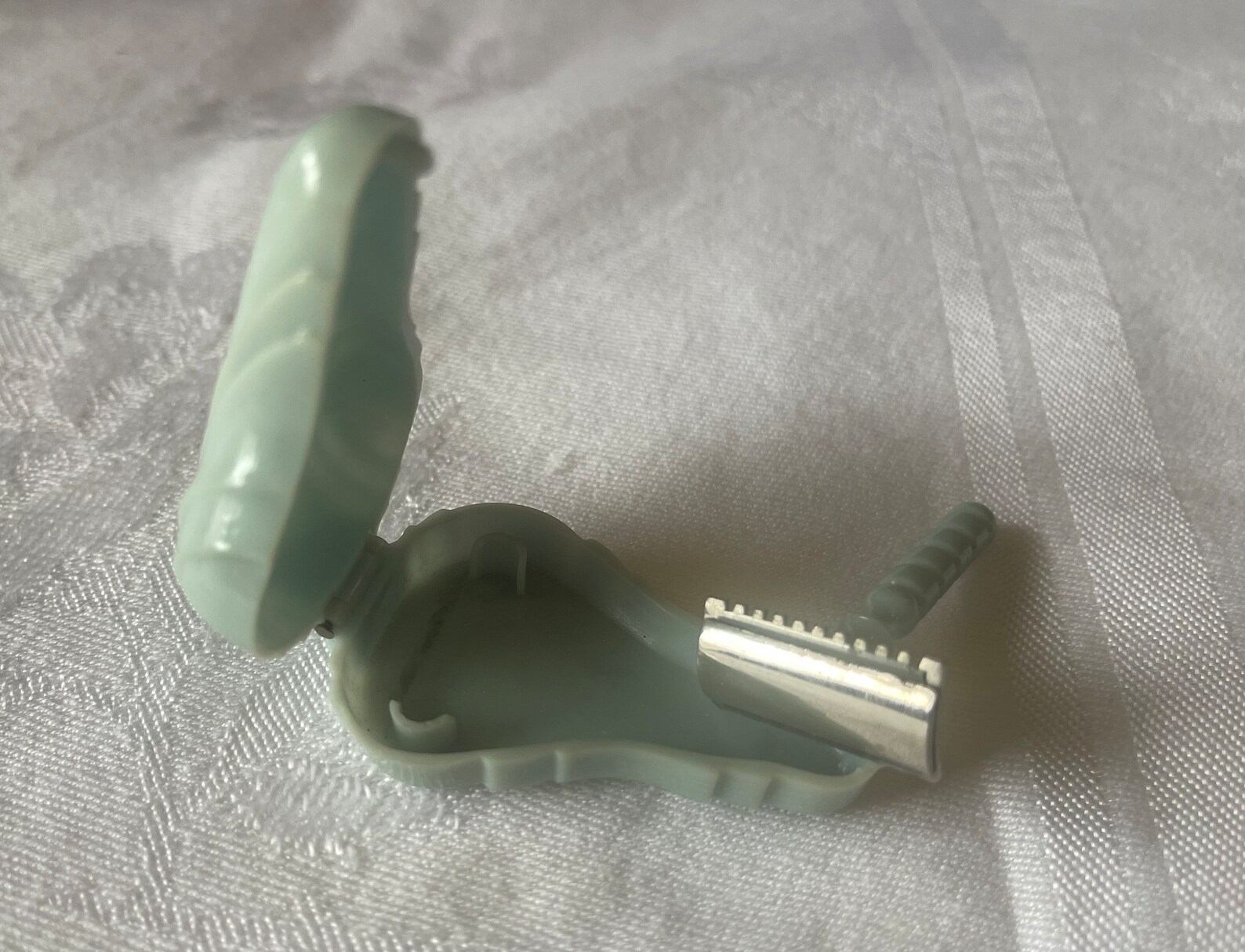 Vintage Gillette Kewtie Little Razor in Clamshell Case / Travel Razor ...