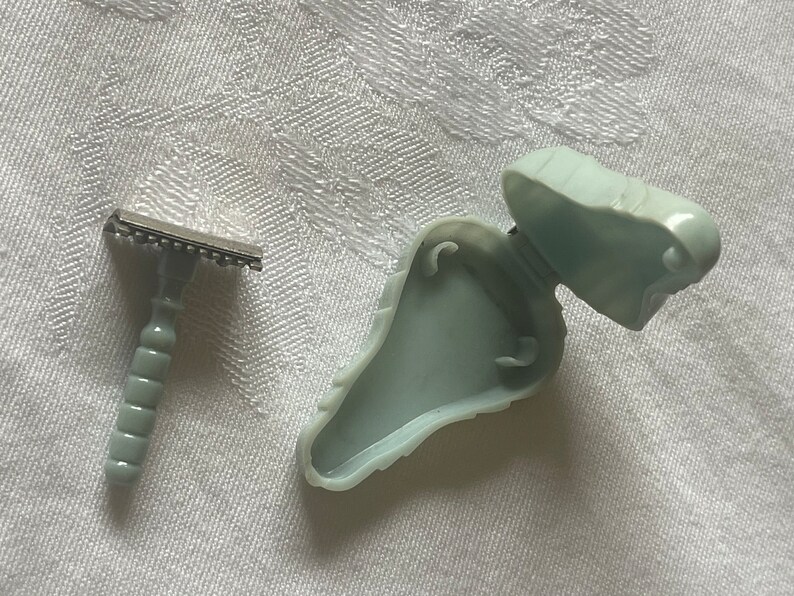 Vintage Gillette Kewtie Little Razor in Clamshell Case / Travel Razor ...