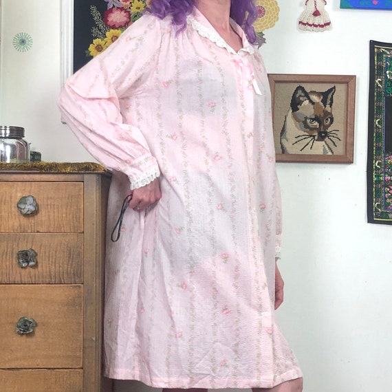 Vintage Pink Floral Housecoat, 1970s Flower Print See… - Gem