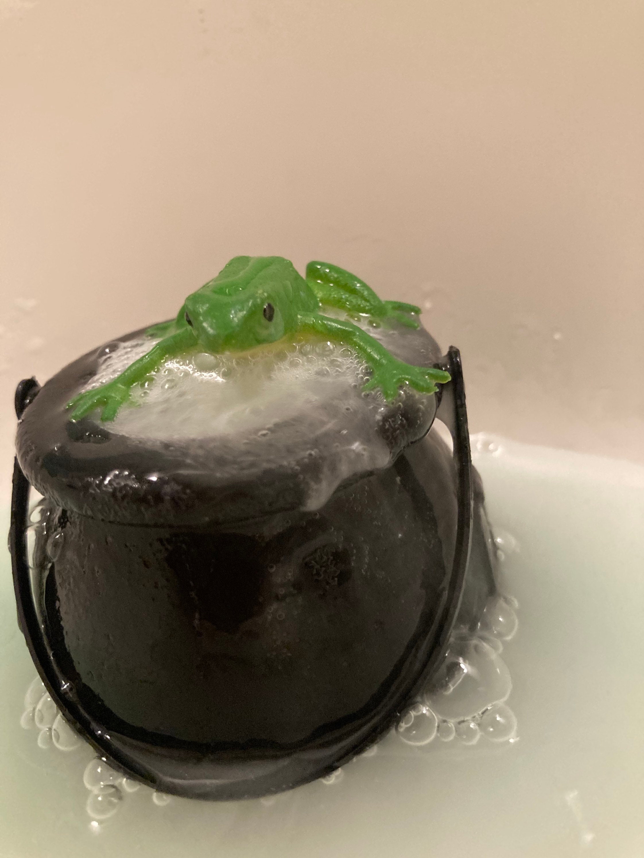 Cauldron Bathbomb With Frog. Natural Fizzy Bath Bomb Great - Etsy