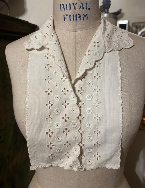 Vintage Eyelet Collar - Gem