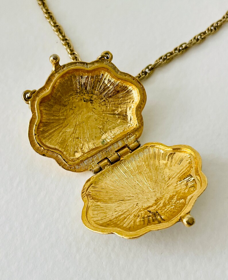 1928 Flapper/deco-style Golden Locket on Long Chain - Etsy