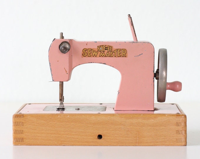 Vintage Sewing Machine - KAY AN EE Pink Toy Sew Master Sewing Machine ...
