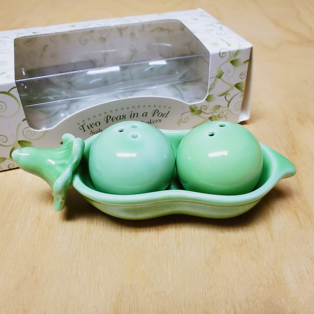 Peapod Salt and Pepper Miniature 1 Shakers With Tray Kate Aspen NEW IN ...