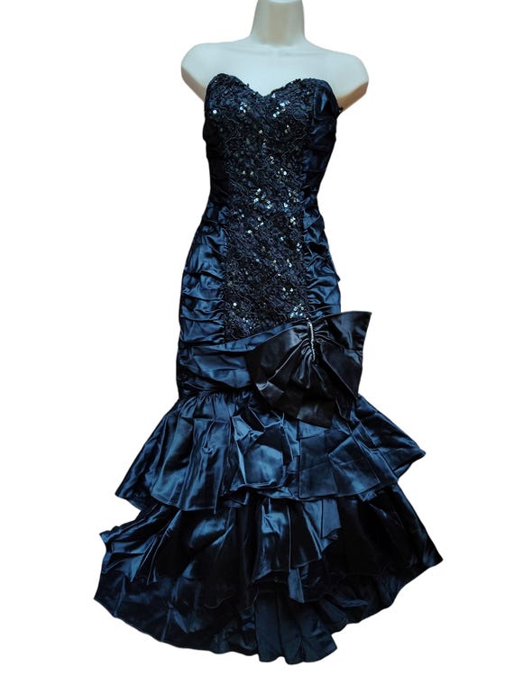 Vintage Zumzum form fitting black satin gown - Gem